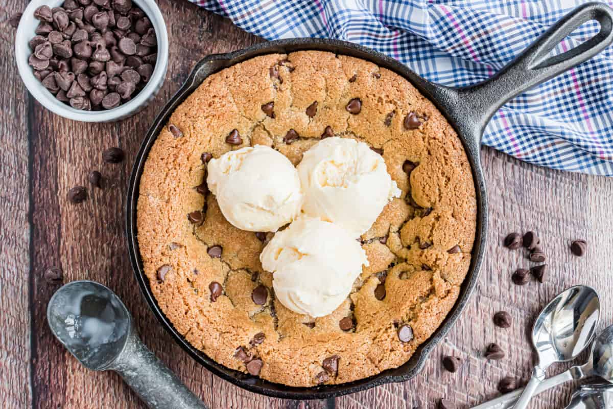 Chocolate Chip Pizookie Recipe - Shugary Sweets